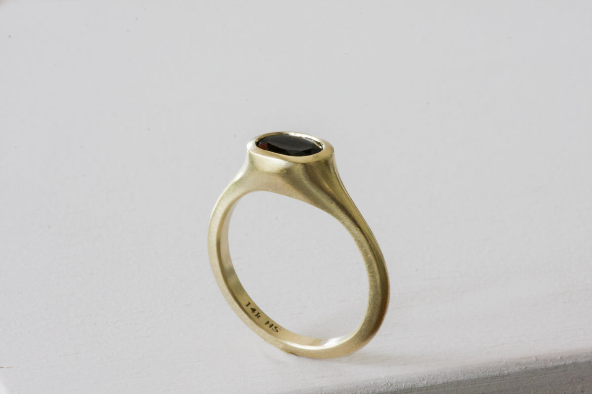 Queen Crown Gold & Onyx Signet Ring – HS